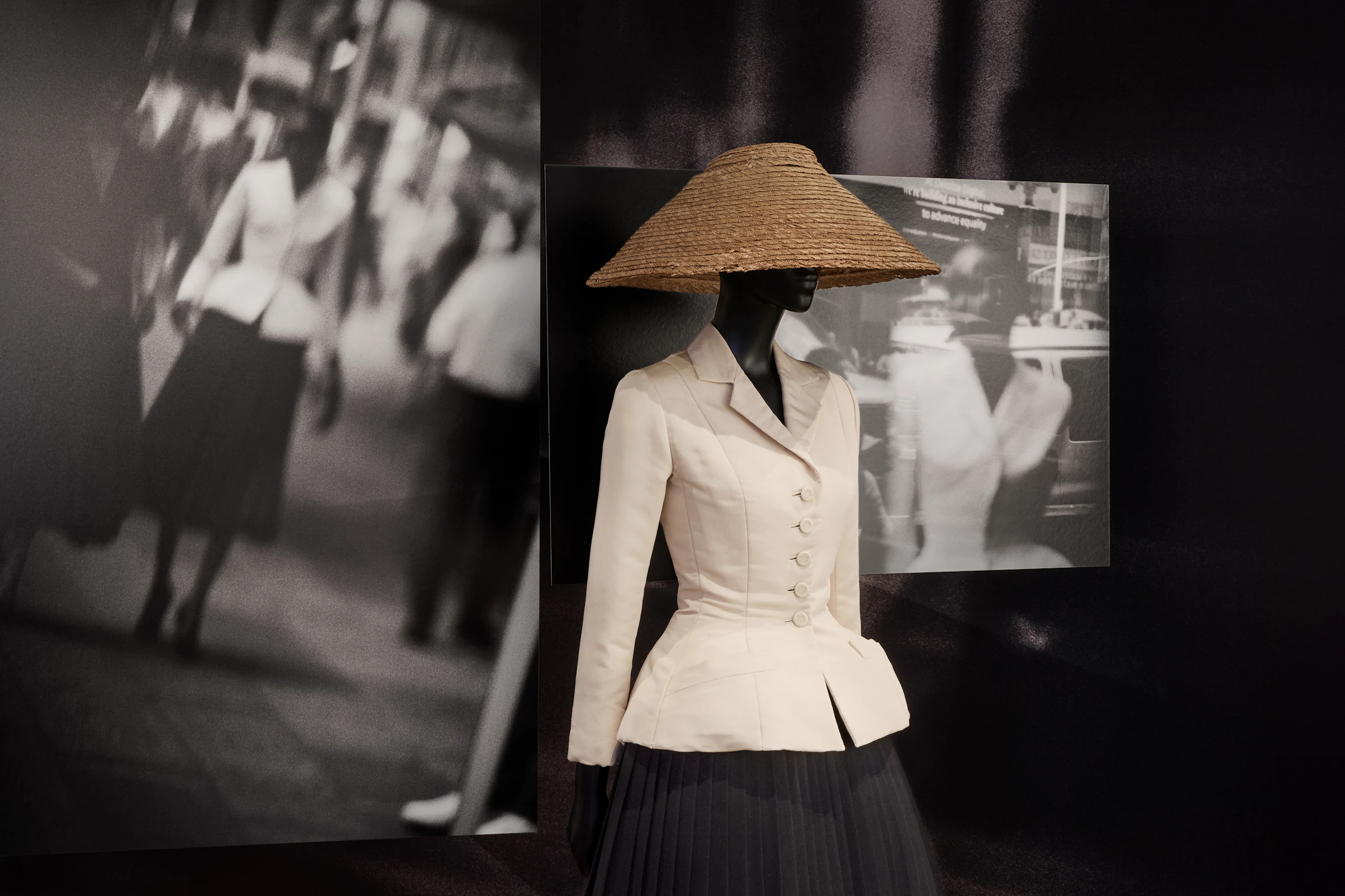 Bar, haute couture printemps-été 1947, ligne Corolle | La Galerie Dior
